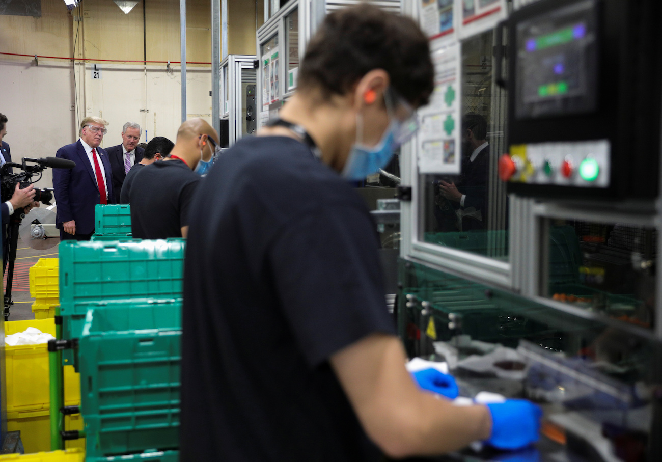 Trump recorre instalaciones de fábrica de máscaras N95 en Arizona sin ...